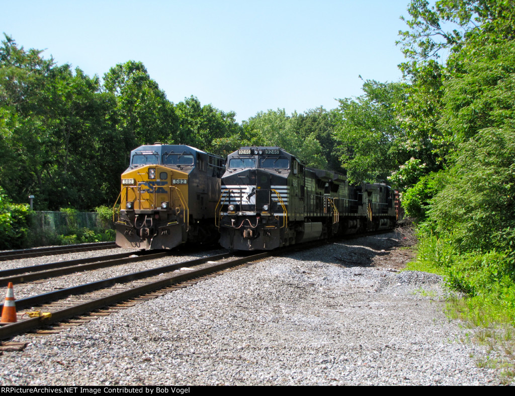 NS 9246 and CSX 582